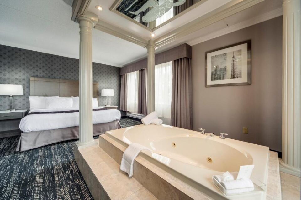 Top 17 Toronto Hotels with a Jacuzzi in the Room